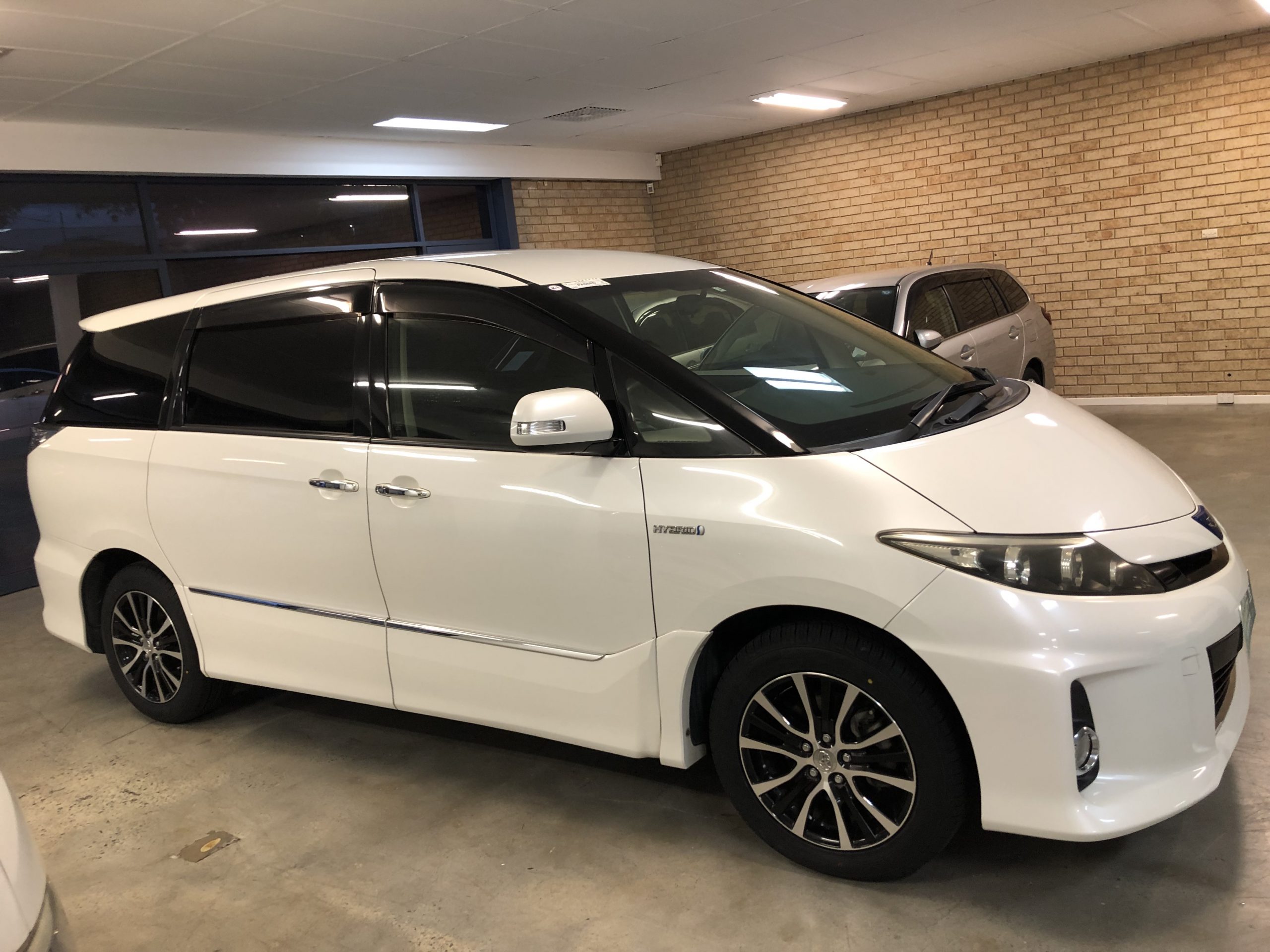 Toyota Estima Hybrid – Carzone